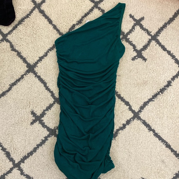 Lucy in the Sky | Dresses | Lucy In The Sky Emerald Green One Shoulder ...